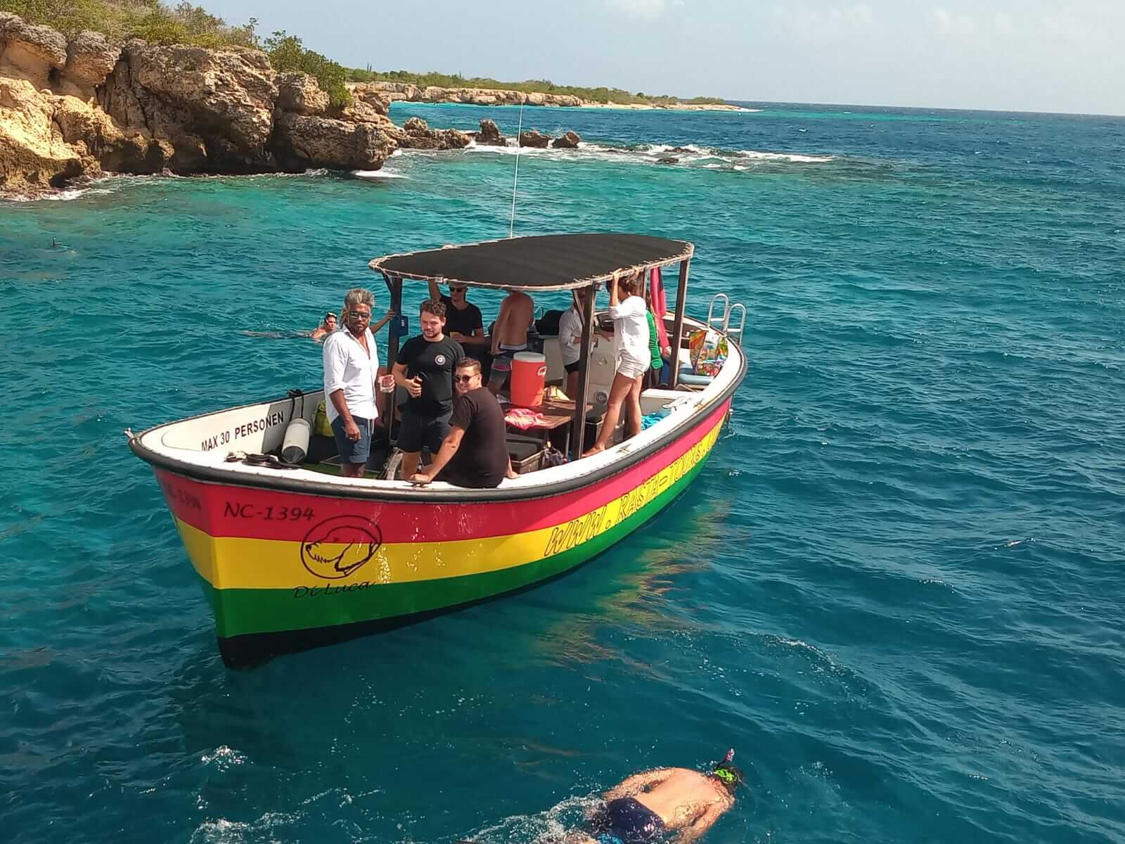 Samen op de Rasta Boat moet je gedaan hebben! - Let's Go Curaçao